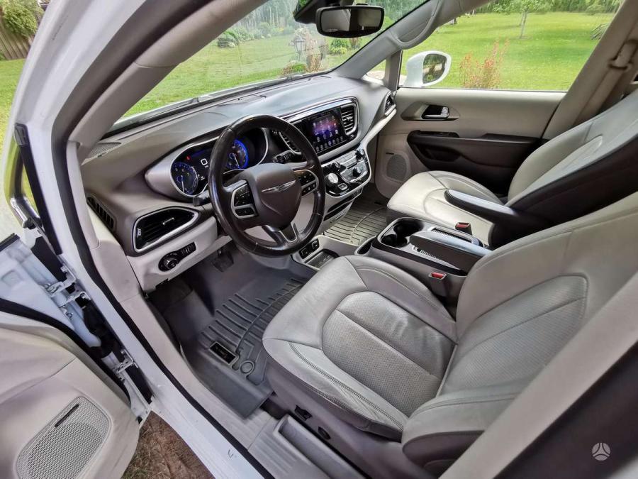 White Chrysler Pacifica 2017 in Siauliai, with an engine capacity of 3.60 L and mileage of 190 thousand km for 14999 €, photo 35 on AUTOMOTO.COM.LV