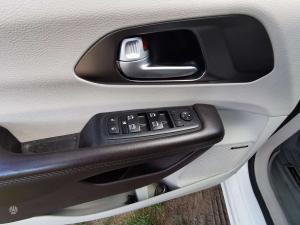 White Chrysler Pacifica 2017 in Siauliai, with an engine capacity of 3.60 L and mileage of 190 thousand km for 14999 €, photo 36 on AUTOMOTO.COM.LV