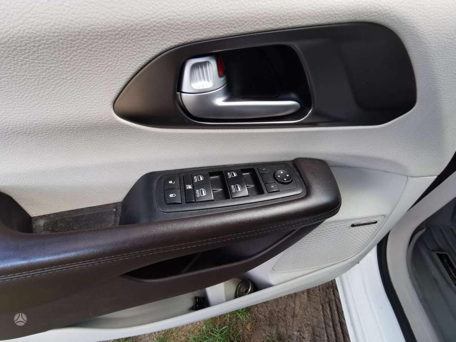 White Chrysler Pacifica 2017 in Siauliai, with an engine capacity of 3.60 L and mileage of 190 thousand km for 14999 €, photo 36 on AUTOMOTO.COM.LV