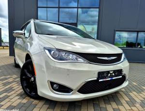 White Chrysler Pacifica 2017 in Vilnius, with an engine capacity of 3.60 L and mileage of 193 thousand km for 15900 €, photo  on AUTOMOTO.COM.LV
