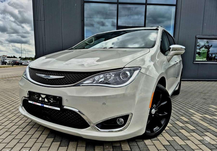 White Chrysler Pacifica 2017 in Vilnius, with an engine capacity of 3.60 L and mileage of 193 thousand km for 15900 €, photo 3 on AUTOMOTO.COM.LV