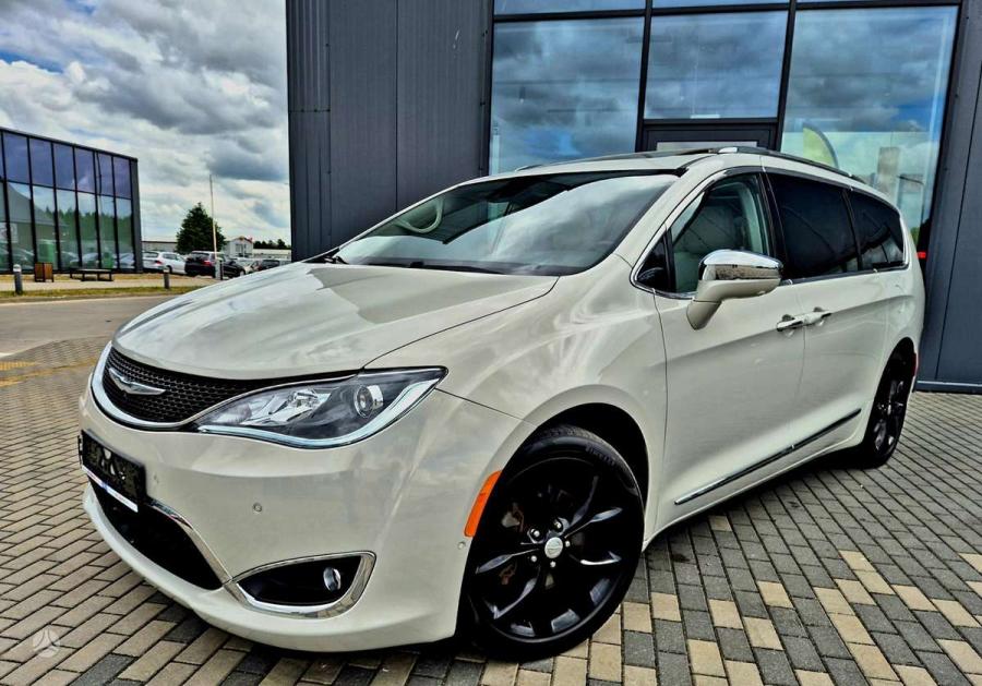 White Chrysler Pacifica 2017 in Vilnius, with an engine capacity of 3.60 L and mileage of 193 thousand km for 15900 €, photo 4 on AUTOMOTO.COM.LV