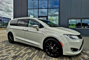 White Chrysler Pacifica 2017 in Vilnius, with an engine capacity of 3.60 L and mileage of 193 thousand km for 15900 €, photo 5 on AUTOMOTO.COM.LV