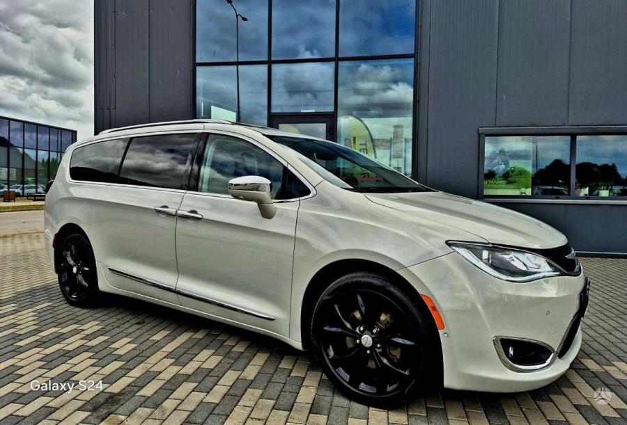 White Chrysler Pacifica 2017 in Vilnius, with an engine capacity of 3.60 L and mileage of 193 thousand km for 15900 €, photo 5 on AUTOMOTO.COM.LV