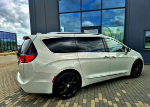 White Chrysler Pacifica 2017 in Vilnius, with an engine capacity of 3.60 L and mileage of 193 thousand km for 15900 €, photo 6 on AUTOMOTO.COM.LV