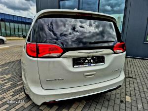 White Chrysler Pacifica 2017 in Vilnius, with an engine capacity of 3.60 L and mileage of 193 thousand km for 15900 €, photo 8 on AUTOMOTO.COM.LV
