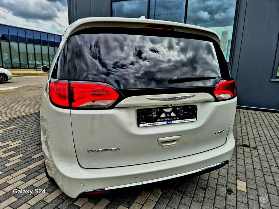 White Chrysler Pacifica 2017 in Vilnius, with an engine capacity of 3.60 L and mileage of 193 thousand km for 15900 €, photo 8 on AUTOMOTO.COM.LV