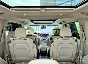 White Chrysler Pacifica 2017 in Vilnius, with an engine capacity of 3.60 L and mileage of 193 thousand km for 15900 €, photo 13 on AUTOMOTO.COM.LV