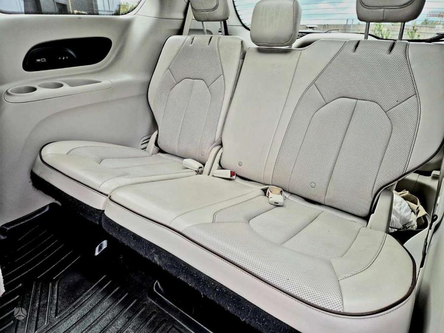 White Chrysler Pacifica 2017 in Vilnius, with an engine capacity of 3.60 L and mileage of 193 thousand km for 15900 €, photo 15 on AUTOMOTO.COM.LV