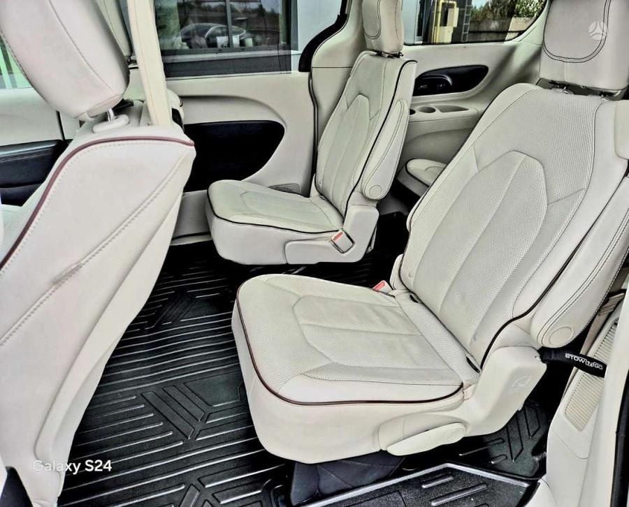 White Chrysler Pacifica 2017 in Vilnius, with an engine capacity of 3.60 L and mileage of 193 thousand km for 15900 €, photo 16 on AUTOMOTO.COM.LV