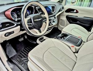 White Chrysler Pacifica 2017 in Vilnius, with an engine capacity of 3.60 L and mileage of 193 thousand km for 15900 €, photo 17 on AUTOMOTO.COM.LV