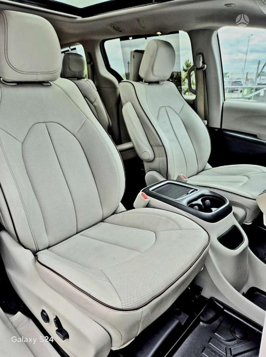 White Chrysler Pacifica 2017 in Vilnius, with an engine capacity of 3.60 L and mileage of 193 thousand km for 15900 €, photo 18 on AUTOMOTO.COM.LV