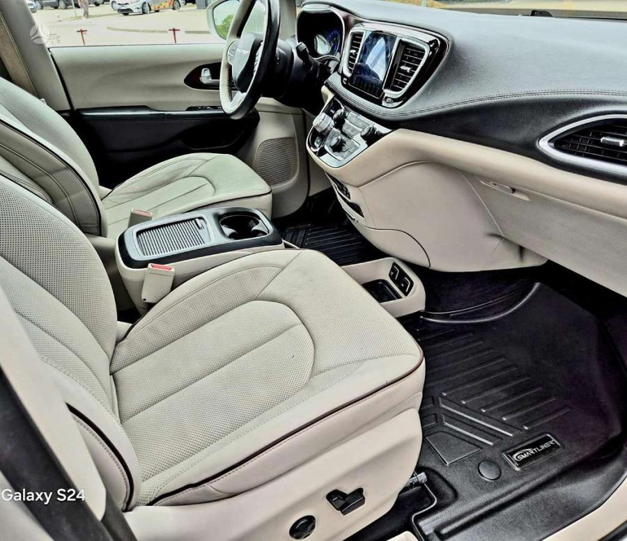 White Chrysler Pacifica 2017 in Vilnius, with an engine capacity of 3.60 L and mileage of 193 thousand km for 15900 €, photo 19 on AUTOMOTO.COM.LV