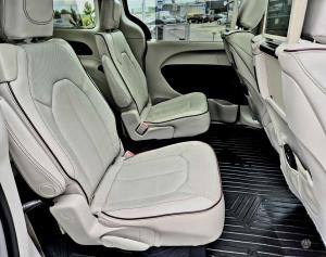 White Chrysler Pacifica 2017 in Vilnius, with an engine capacity of 3.60 L and mileage of 193 thousand km for 15900 €, photo 22 on AUTOMOTO.COM.LV