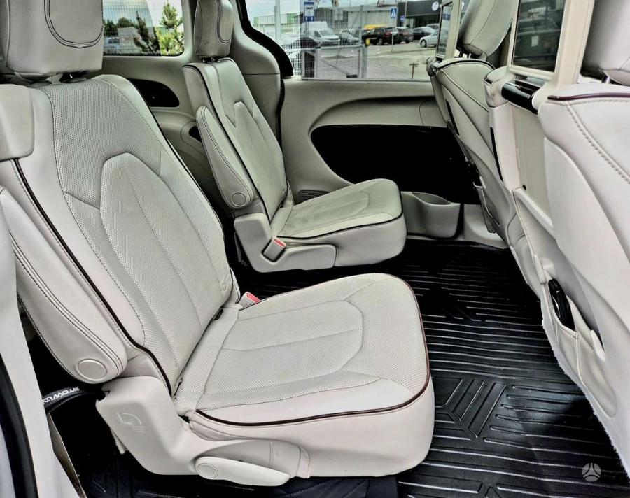 White Chrysler Pacifica 2017 in Vilnius, with an engine capacity of 3.60 L and mileage of 193 thousand km for 15900 €, photo 22 on AUTOMOTO.COM.LV