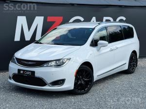 White Chrysler Pacifica 2017 in Riga, with an engine capacity of 3.60 L and mileage of 186 thousand km for 14990 €, photo  on AUTOMOTO.COM.LV