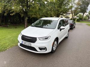 White Chrysler Pacifica 2017 in Kaunas, with an engine capacity of 3.61 L and mileage of 183 thousand km for 14800 €, photo  on AUTOMOTO.COM.LV