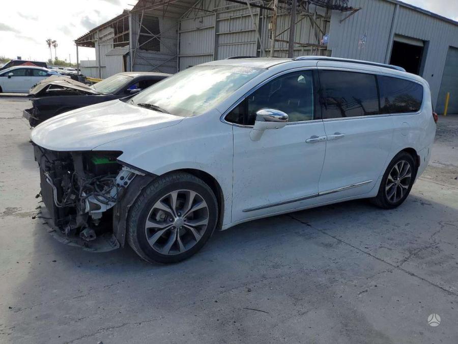 White Chrysler Pacifica 2017 in Siauliai, with an engine capacity of 3.61 L and mileage of 150 thousand km for 8900 €, photo 1 on AUTOMOTO.COM.LV