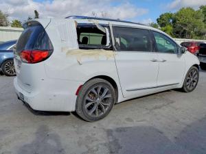 White Chrysler Pacifica 2017 in Siauliai, with an engine capacity of 3.61 L and mileage of 150 thousand km for 8900 €, photo 4 on AUTOMOTO.COM.LV