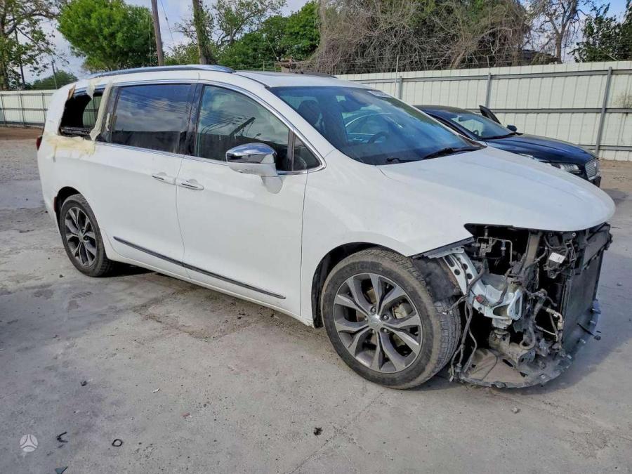 White Chrysler Pacifica 2017 in Siauliai, with an engine capacity of 3.61 L and mileage of 150 thousand km for 8900 €, photo 5 on AUTOMOTO.COM.LV