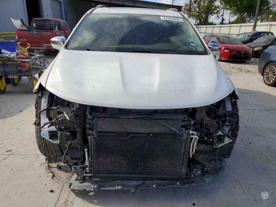 White Chrysler Pacifica 2017 in Siauliai, with an engine capacity of 3.61 L and mileage of 150 thousand km for 8900 €, photo 6 on AUTOMOTO.COM.LV