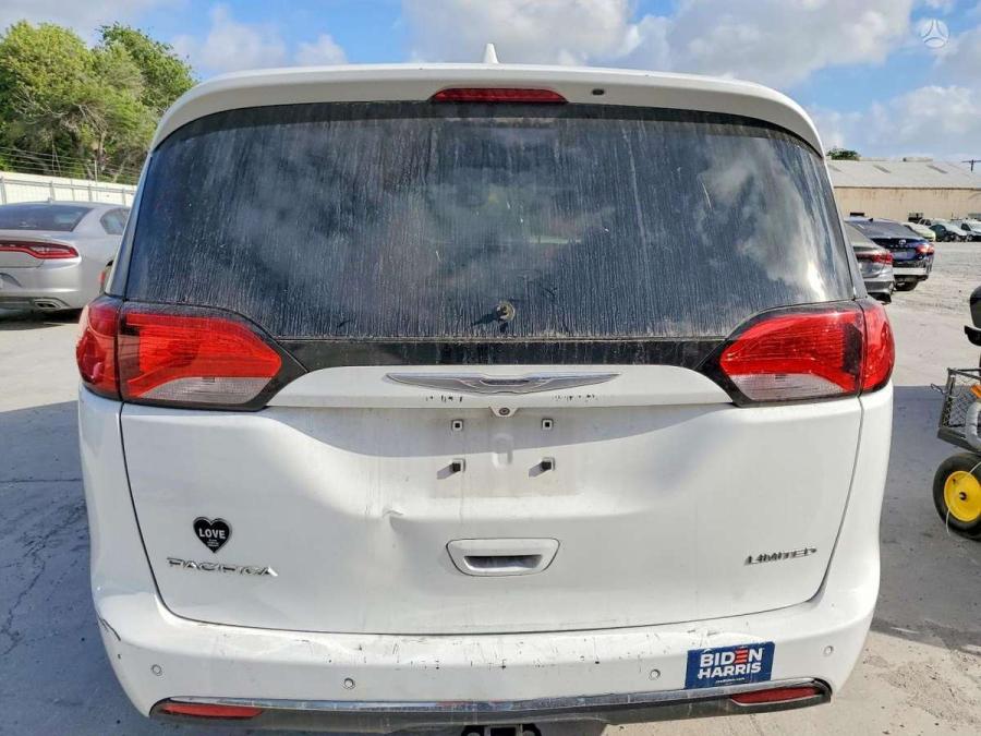 White Chrysler Pacifica 2017 in Siauliai, with an engine capacity of 3.61 L and mileage of 150 thousand km for 8900 €, photo 7 on AUTOMOTO.COM.LV