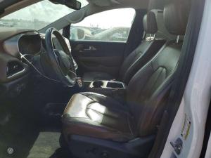 White Chrysler Pacifica 2017 in Siauliai, with an engine capacity of 3.61 L and mileage of 150 thousand km for 8900 €, photo 8 on AUTOMOTO.COM.LV