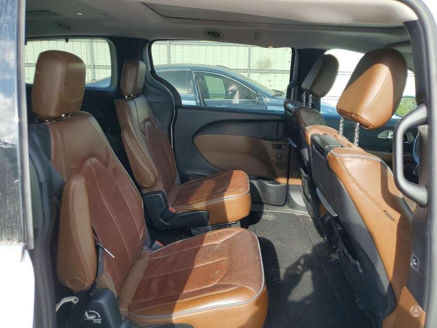 White Chrysler Pacifica 2017 in Siauliai, with an engine capacity of 3.61 L and mileage of 150 thousand km for 8900 €, photo 12 on AUTOMOTO.COM.LV