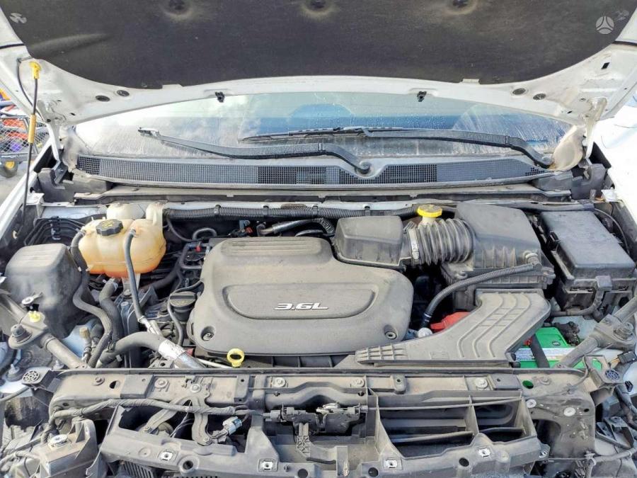 White Chrysler Pacifica 2017 in Siauliai, with an engine capacity of 3.61 L and mileage of 150 thousand km for 8900 €, photo 13 on AUTOMOTO.COM.LV