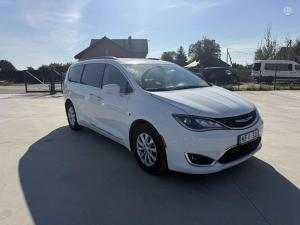 White Chrysler Pacifica 2017 in Klaipeda, with an engine capacity of 3.60 L and mileage of 222 thousand km for 10900 €, photo 3 on AUTOMOTO.COM.LV