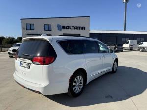 White Chrysler Pacifica 2017 in Klaipeda, with an engine capacity of 3.60 L and mileage of 222 thousand km for 10900 €, photo 4 on AUTOMOTO.COM.LV