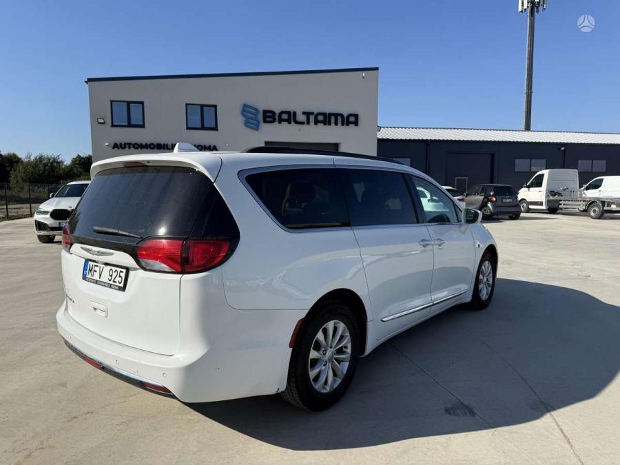 White Chrysler Pacifica 2017 in Klaipeda, with an engine capacity of 3.60 L and mileage of 222 thousand km for 10900 €, photo 4 on AUTOMOTO.COM.LV