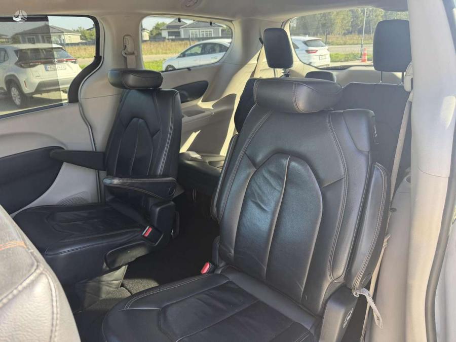White Chrysler Pacifica 2017 in Klaipeda, with an engine capacity of 3.60 L and mileage of 222 thousand km for 10900 €, photo 6 on AUTOMOTO.COM.LV