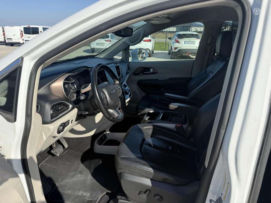 White Chrysler Pacifica 2017 in Klaipeda, with an engine capacity of 3.60 L and mileage of 222 thousand km for 10900 €, photo 9 on AUTOMOTO.COM.LV