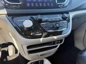 White Chrysler Pacifica 2017 in Klaipeda, with an engine capacity of 3.60 L and mileage of 222 thousand km for 10900 €, photo 12 on AUTOMOTO.COM.LV