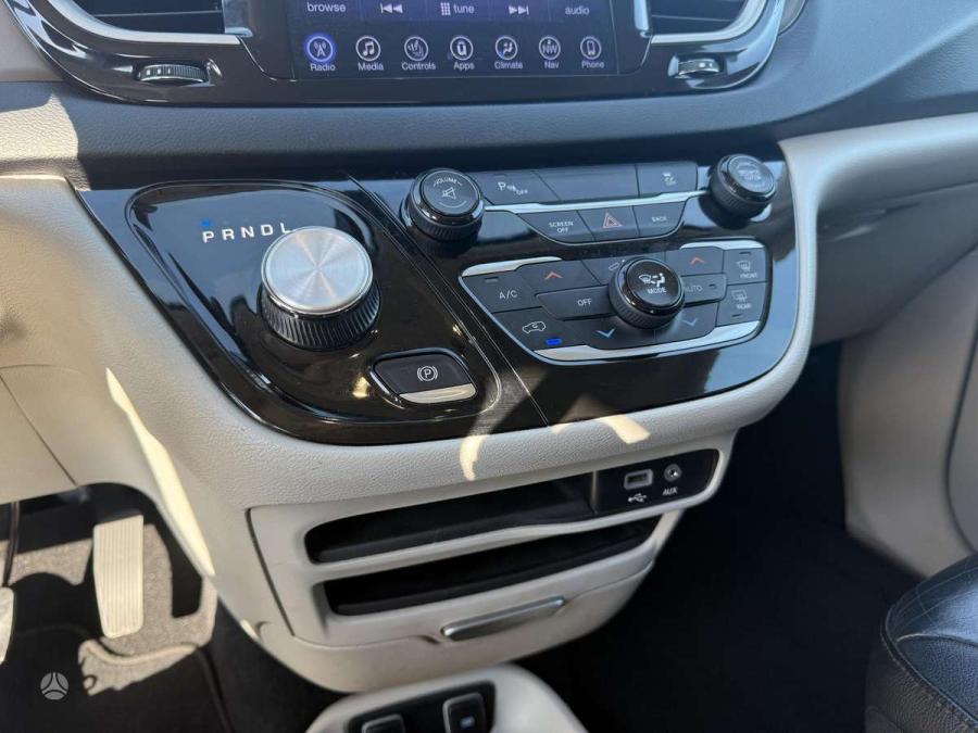 White Chrysler Pacifica 2017 in Klaipeda, with an engine capacity of 3.60 L and mileage of 222 thousand km for 10900 €, photo 12 on AUTOMOTO.COM.LV