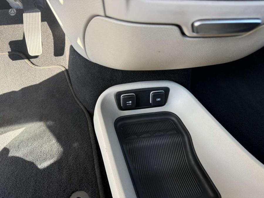 White Chrysler Pacifica 2017 in Klaipeda, with an engine capacity of 3.60 L and mileage of 222 thousand km for 10900 €, photo 13 on AUTOMOTO.COM.LV