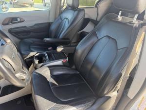 White Chrysler Pacifica 2017 in Klaipeda, with an engine capacity of 3.60 L and mileage of 222 thousand km for 10900 €, photo 14 on AUTOMOTO.COM.LV