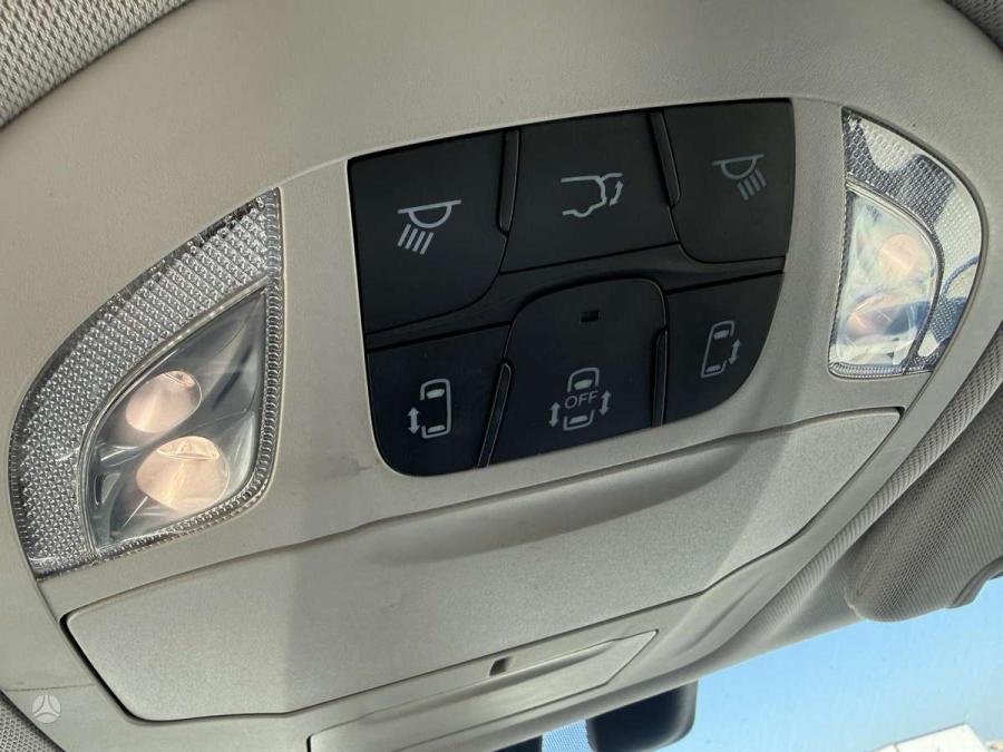 White Chrysler Pacifica 2017 in Klaipeda, with an engine capacity of 3.60 L and mileage of 222 thousand km for 10900 €, photo 15 on AUTOMOTO.COM.LV