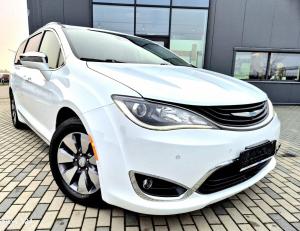 White Chrysler Pacifica 2018 in Siauliai, with an engine capacity of 3.60 L and mileage of 122 thousand km for 17900 €, photo  on AUTOMOTO.COM.LV