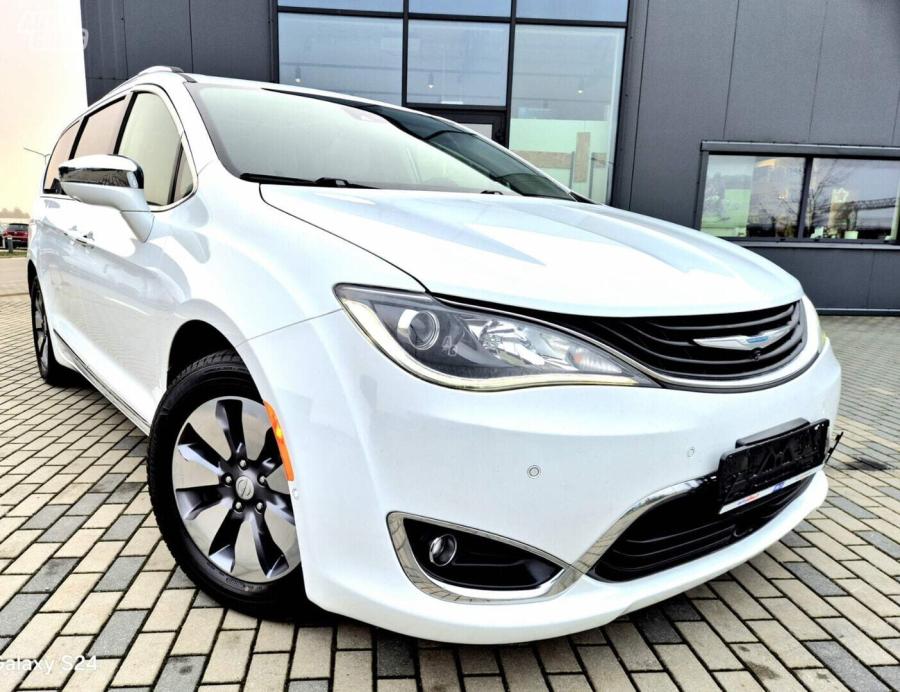 White Chrysler Pacifica 2018 in Siauliai, with an engine capacity of 3.60 L and mileage of 122 thousand km for 17900 €, photo 1 on AUTOMOTO.COM.LV