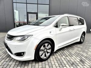 White Chrysler Pacifica 2018 in Siauliai, with an engine capacity of 3.60 L and mileage of 122 thousand km for 17900 €, photo 3 on AUTOMOTO.COM.LV