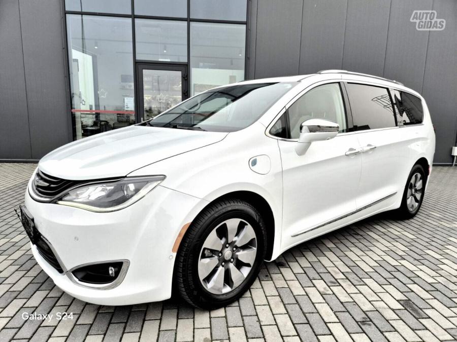 White Chrysler Pacifica 2018 in Siauliai, with an engine capacity of 3.60 L and mileage of 122 thousand km for 17900 €, photo 3 on AUTOMOTO.COM.LV