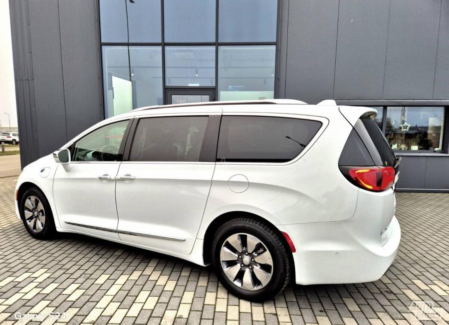White Chrysler Pacifica 2018 in Siauliai, with an engine capacity of 3.60 L and mileage of 122 thousand km for 17900 €, photo 4 on AUTOMOTO.COM.LV