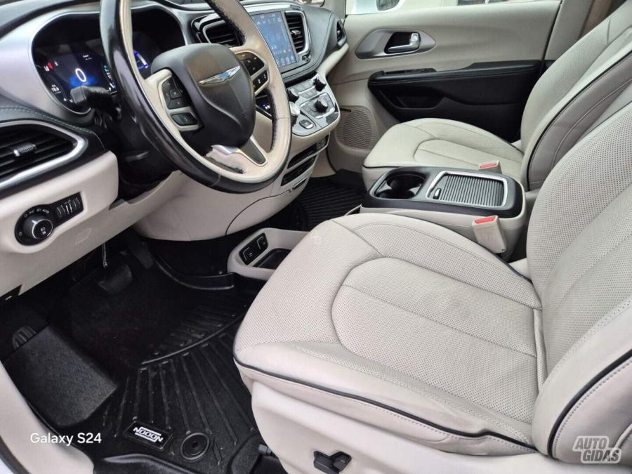 White Chrysler Pacifica 2018 in Siauliai, with an engine capacity of 3.60 L and mileage of 122 thousand km for 17900 €, photo 10 on AUTOMOTO.COM.LV