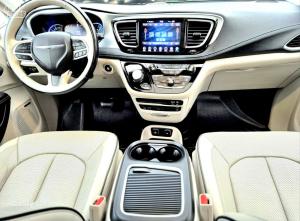 White Chrysler Pacifica 2018 in Siauliai, with an engine capacity of 3.60 L and mileage of 122 thousand km for 17900 €, photo 11 on AUTOMOTO.COM.LV