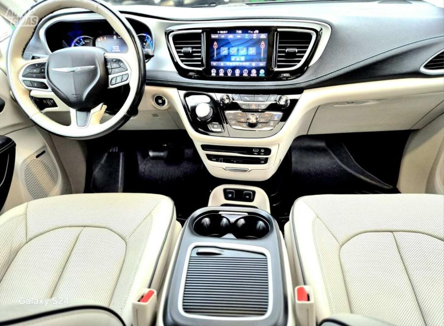 White Chrysler Pacifica 2018 in Siauliai, with an engine capacity of 3.60 L and mileage of 122 thousand km for 17900 €, photo 11 on AUTOMOTO.COM.LV
