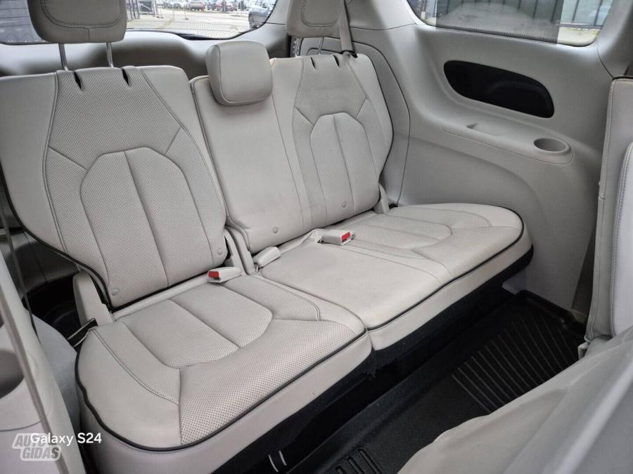 White Chrysler Pacifica 2018 in Siauliai, with an engine capacity of 3.60 L and mileage of 122 thousand km for 17900 €, photo 17 on AUTOMOTO.COM.LV