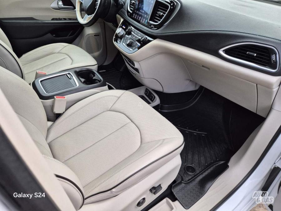 White Chrysler Pacifica 2018 in Siauliai, with an engine capacity of 3.60 L and mileage of 122 thousand km for 17900 €, photo 18 on AUTOMOTO.COM.LV