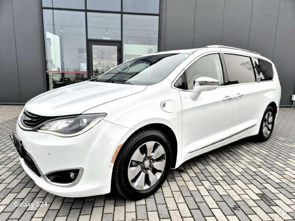 Balts Chrysler Pacifica 2018 Šauļi, ar dzinēja tilpumu 3.60 L un nobraukumu 122 tūkst. km par 18500 €, foto 3 vietnē AUTOMOTO.COM.LV